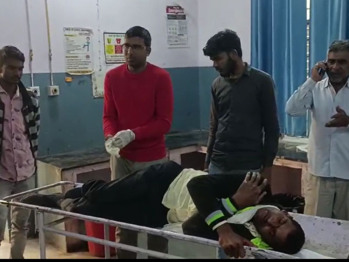 collision with tractor trolley in front of school | Tonk: स्कूल के ...