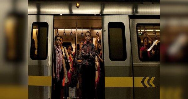 मेट्रो में कपड़ा फंसने से कई मीटर तक घसीटती रही महिला, हुई मौत