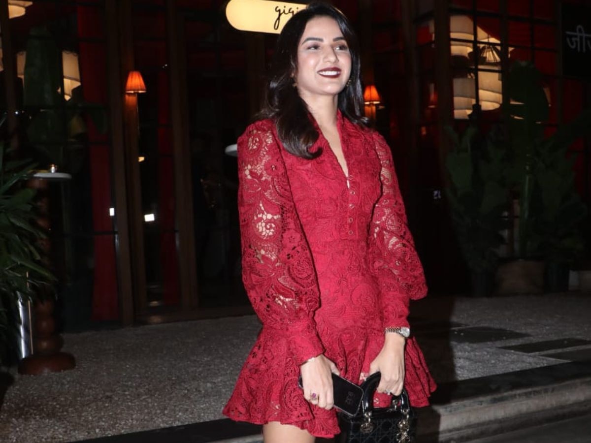 Jasmin Bhasin looks gorgeous in red mini dress for Karishma Tanna 39th ...