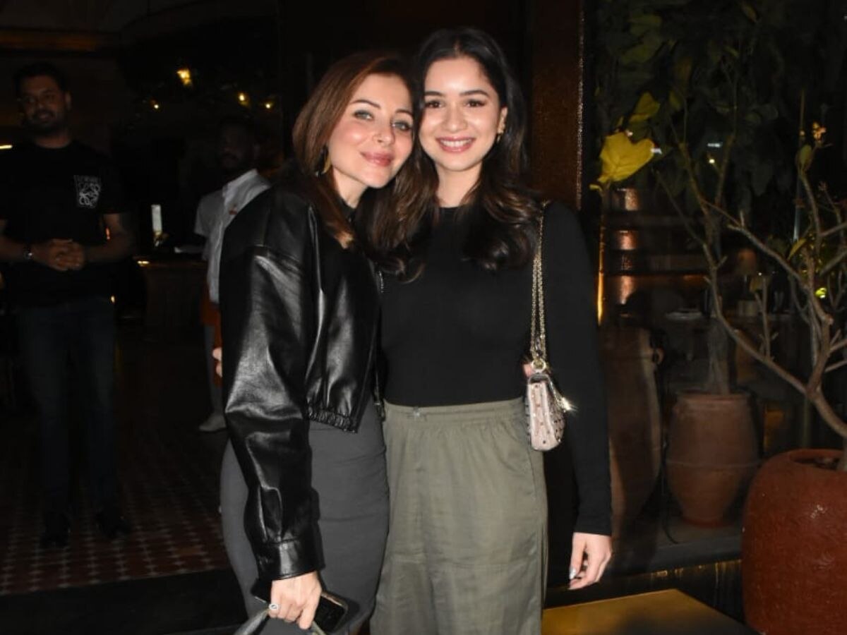 Bollywood singer Kanika Kapoor spotted with best friend Sara Tendulkar ...