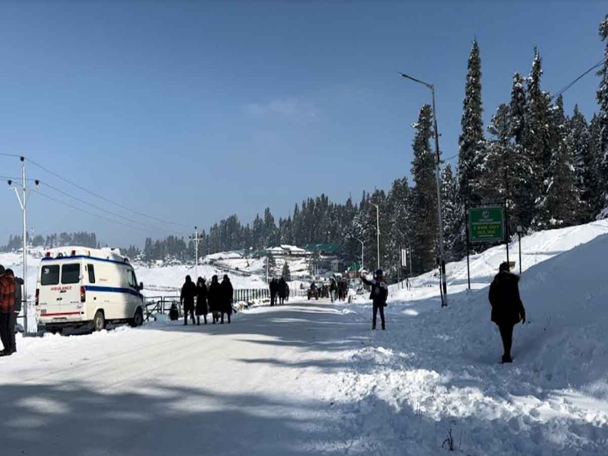 Kashmir The first snowfall of the season made Gulmarg a wonderland ...