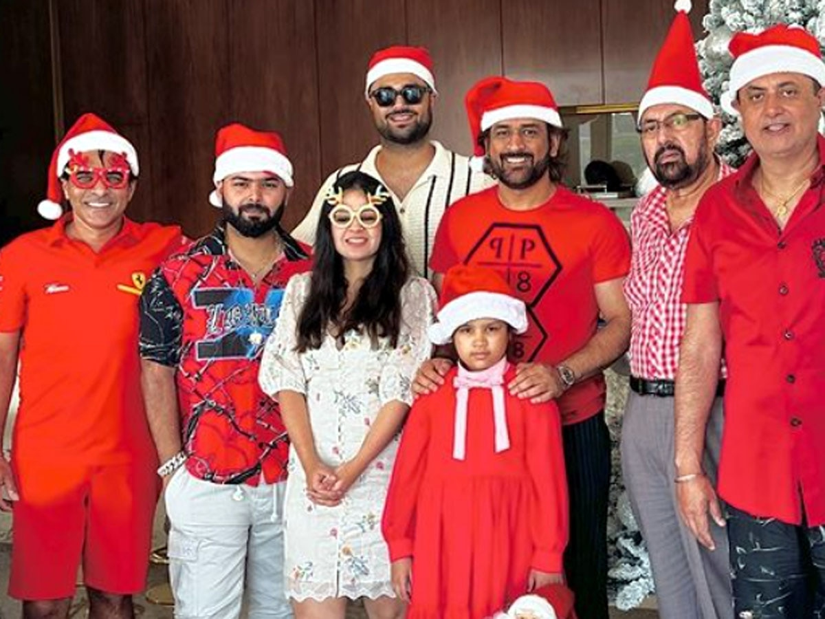 MS Dhoni celebrates christmas day with family sakshi ziva rishabh pant ...