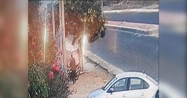 Pali Crime News bike stolen from outside car showroom incident captured ...