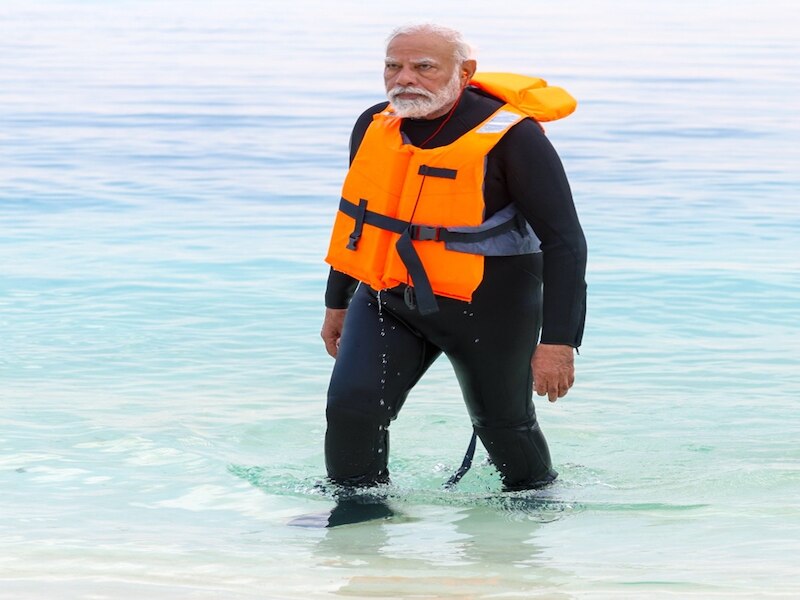 PM Modi took a dip in the sea see interesting pictures from the beach