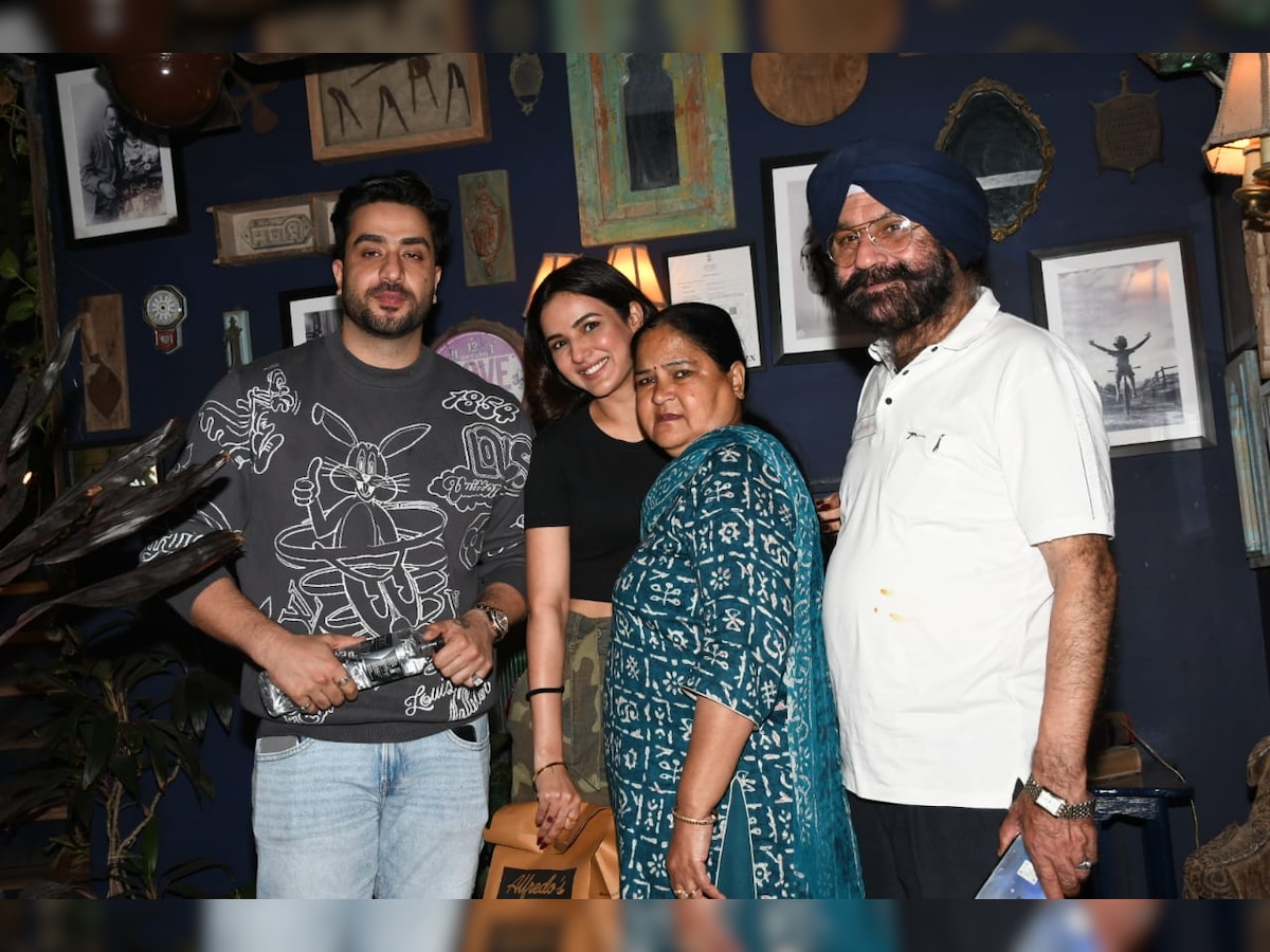 aly goni spotted with jasmin bhasin parents see picture |Jasmine-Ali ...