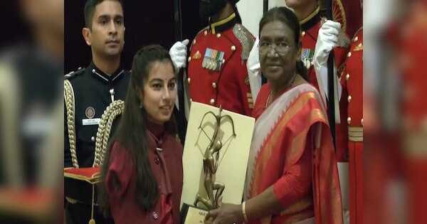 Sheetal Devi shoots arrows with feet receive Arjuna Award from President