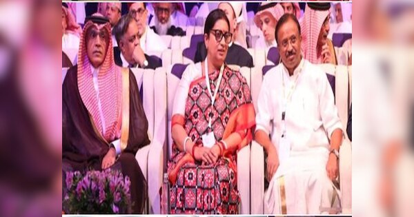 Smriti Irani visits Masjid Al Nabavi These things were discussed ...