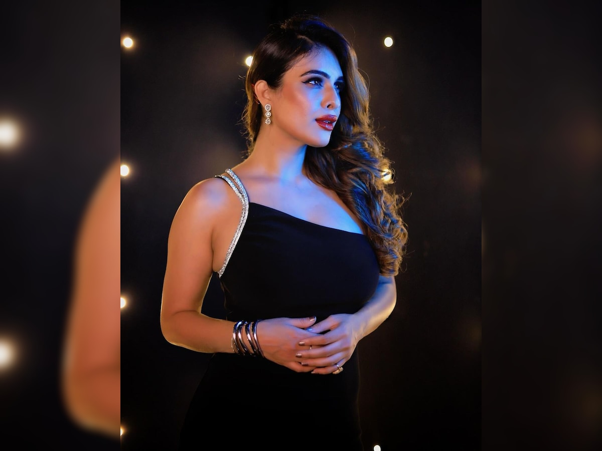 Neha Malik Actress shared bold photoshoot in black dress flaunted her ...