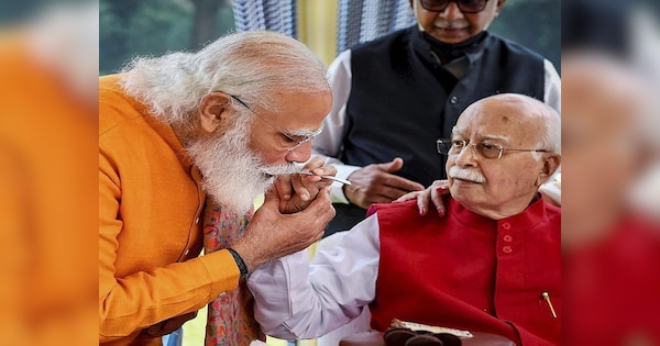 Emotional Lal Krishna Advani praises PM Modi in Rashtradharma ...