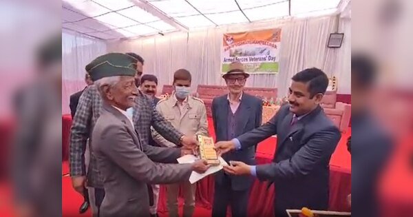 Beawar Collector Utsav Kaushal honored former soldiers by presenting ...