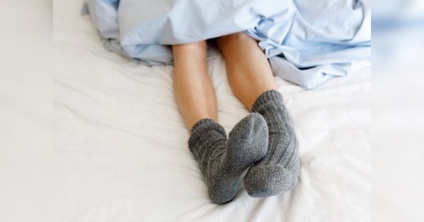 Moja Pahan kar sona chahie ya nahin wearing socks while sleeping side ...