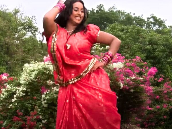 Bhojpuri Song Rani Chatterjee Song Hum Ta Dhodhi Mudale Rahni Goes ...