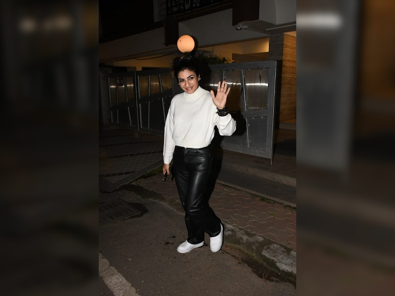 raveena tandon spotted in simple black and white outfit check pictures ...
