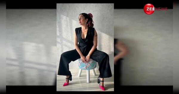 neha bhasin gave a killer pose while sitting on a stool watch glamorous ...