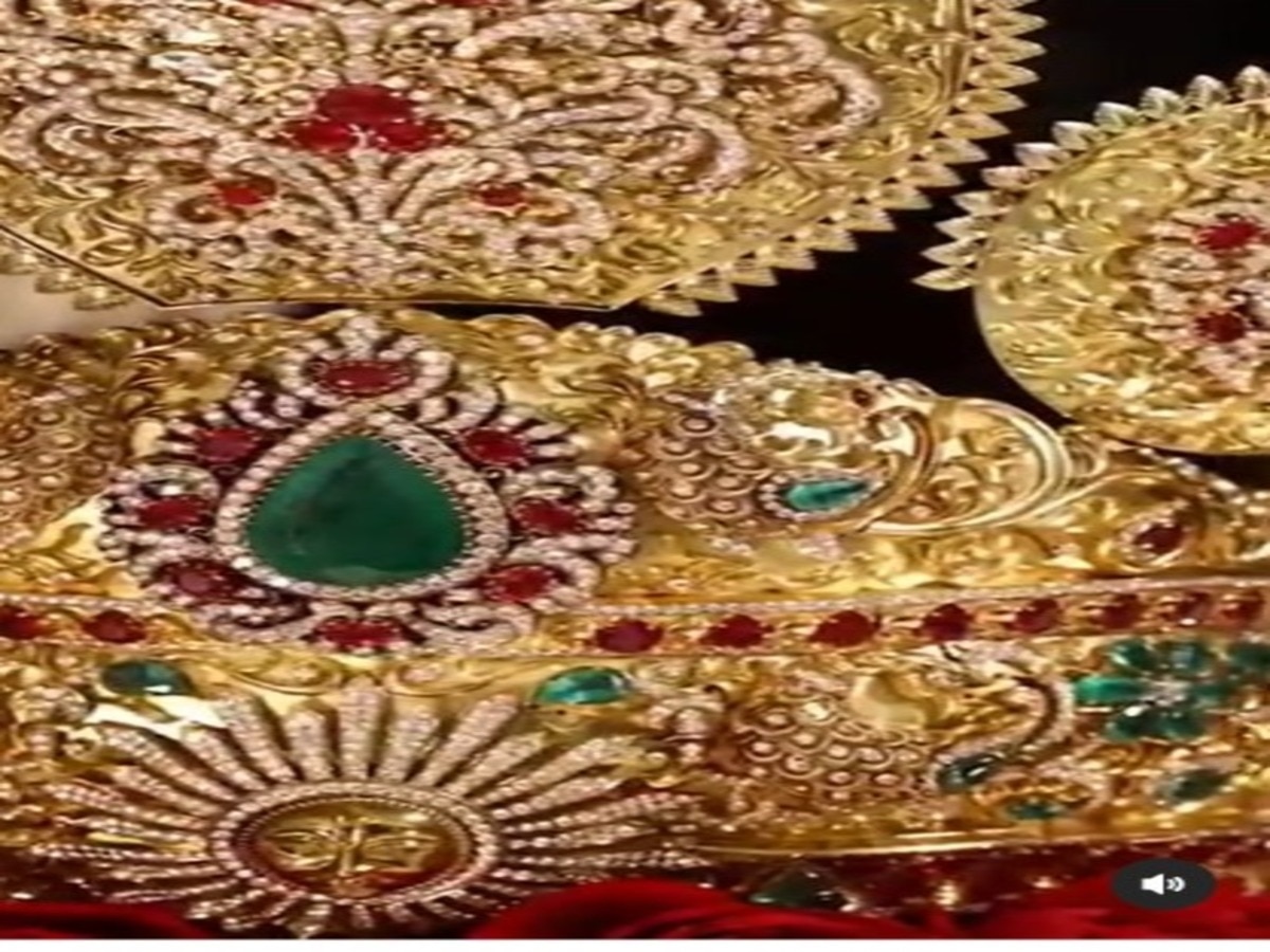 ramlala mukut details surya dev is sitting on crown and panna on the ...