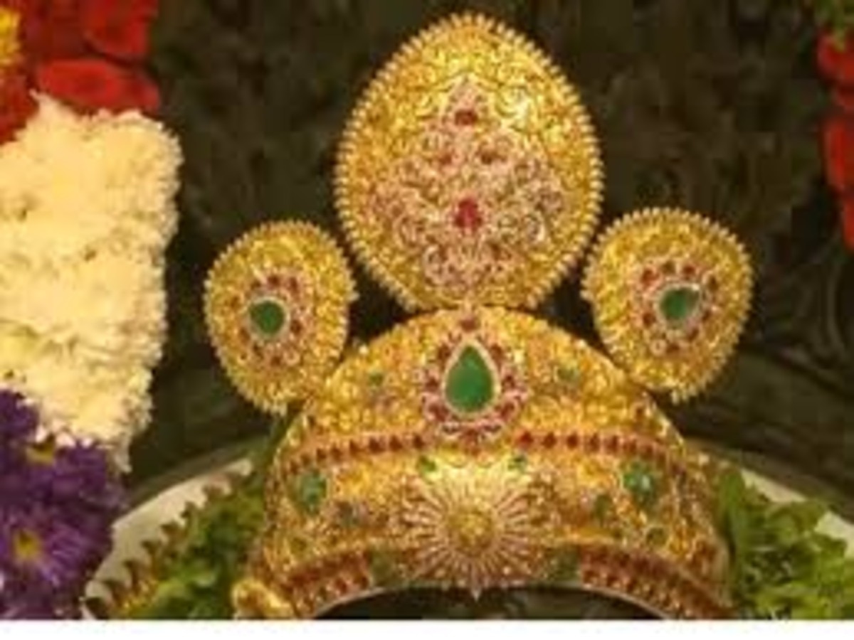 ramlala mukut details surya dev is sitting on crown and panna on the ...