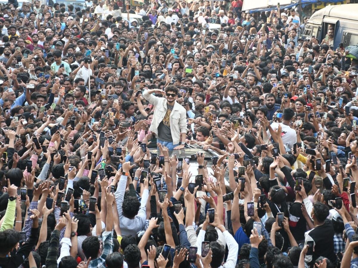 Munawar Faruqui Gets A King Size Welcome In Dongri As He Takes His Bigg ...