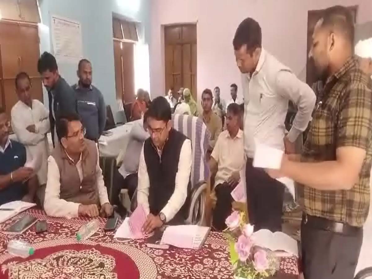Dungarpur IAS visited Galiyakot area heard pain in Jogpur| डूंगरपुर IAS ...