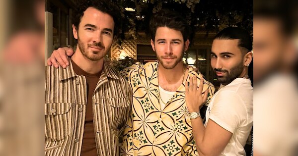 Orry poses with Jonas Brothers and Malaika Arora at Nick Jonas concert ...