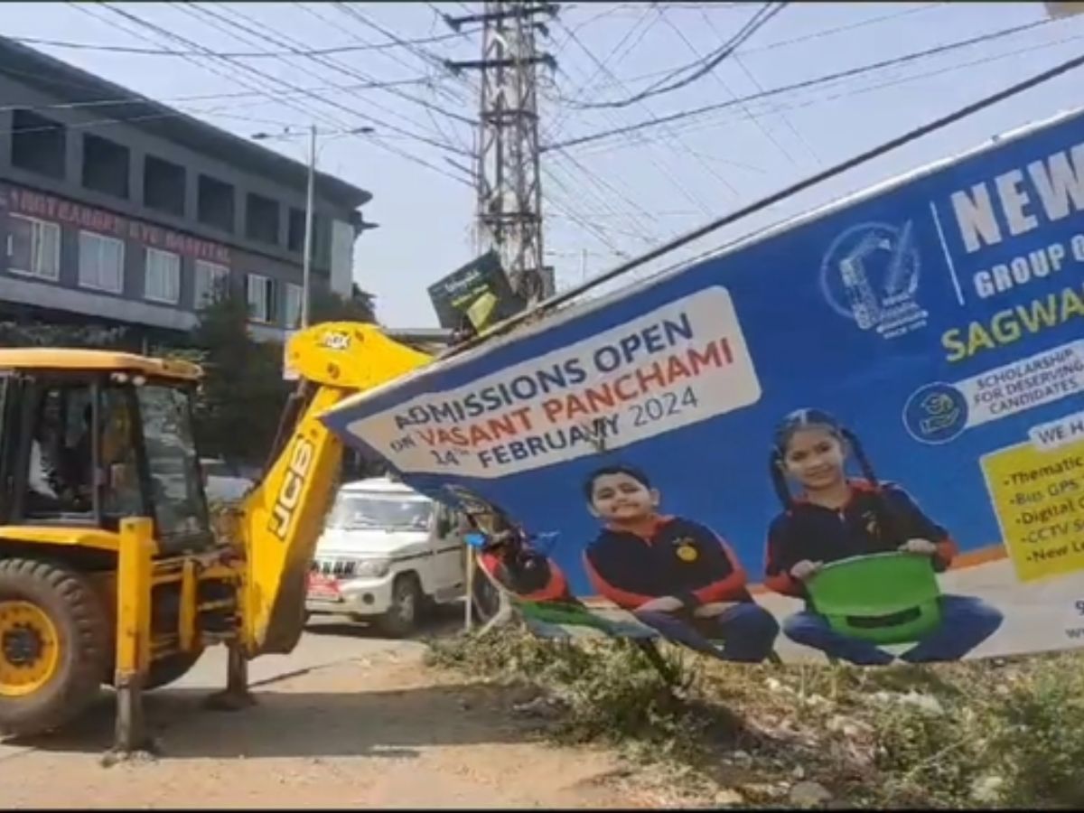 Bulldozer runs on illegal encroachment in Sagwara dungarpur | Dungarpur ...