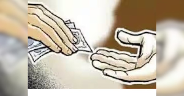 Gonda Lekhpal caugfht red handed taking bribe SDM suspended after Video Viral | पांच हजार लेते ...