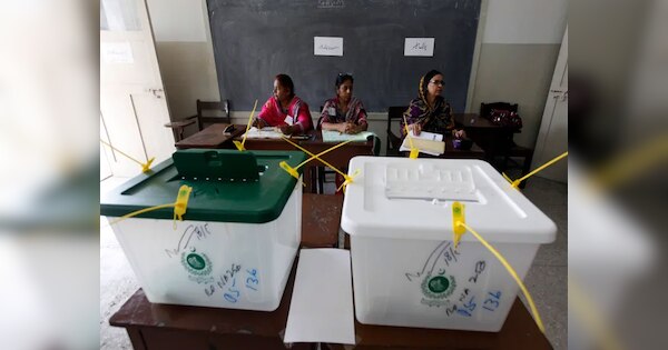 Pakistan Election 2024 a person is casting two votes how pak chunav is ...