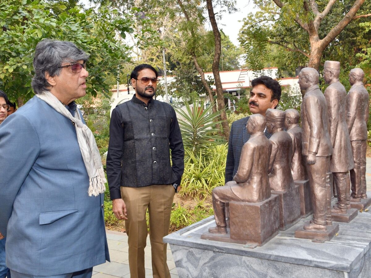 Rajasthan Actor Mukesh Khanna Meet with Governor Kalraj Mishra And ...