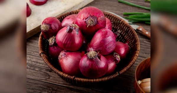 Simple tips and tricks to store onion or pyaz at home | ना सड़ेंगे ना ...