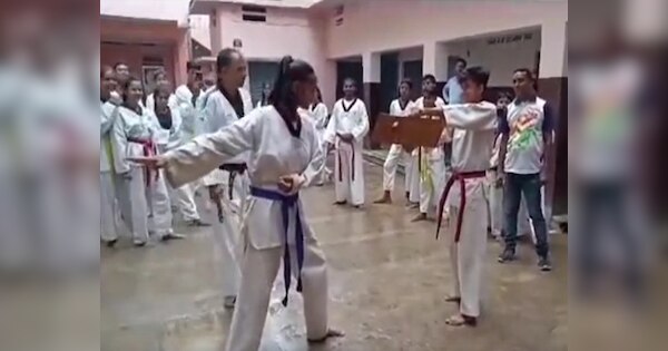 Self Defense Training is Being Given to Girl Students in Chatra ...