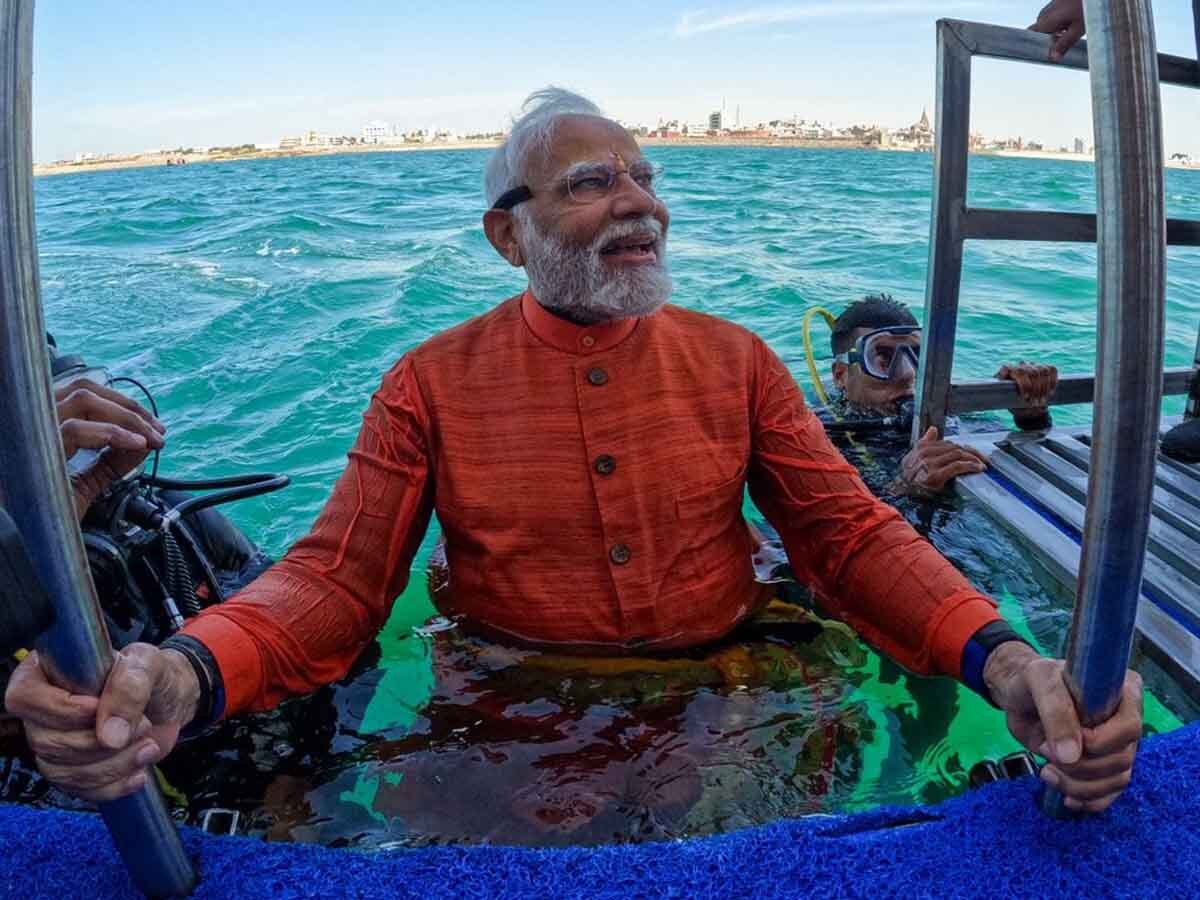 PM Narendra Modi scuba Diving underwater dwarka krishna janmbhoomi see ...