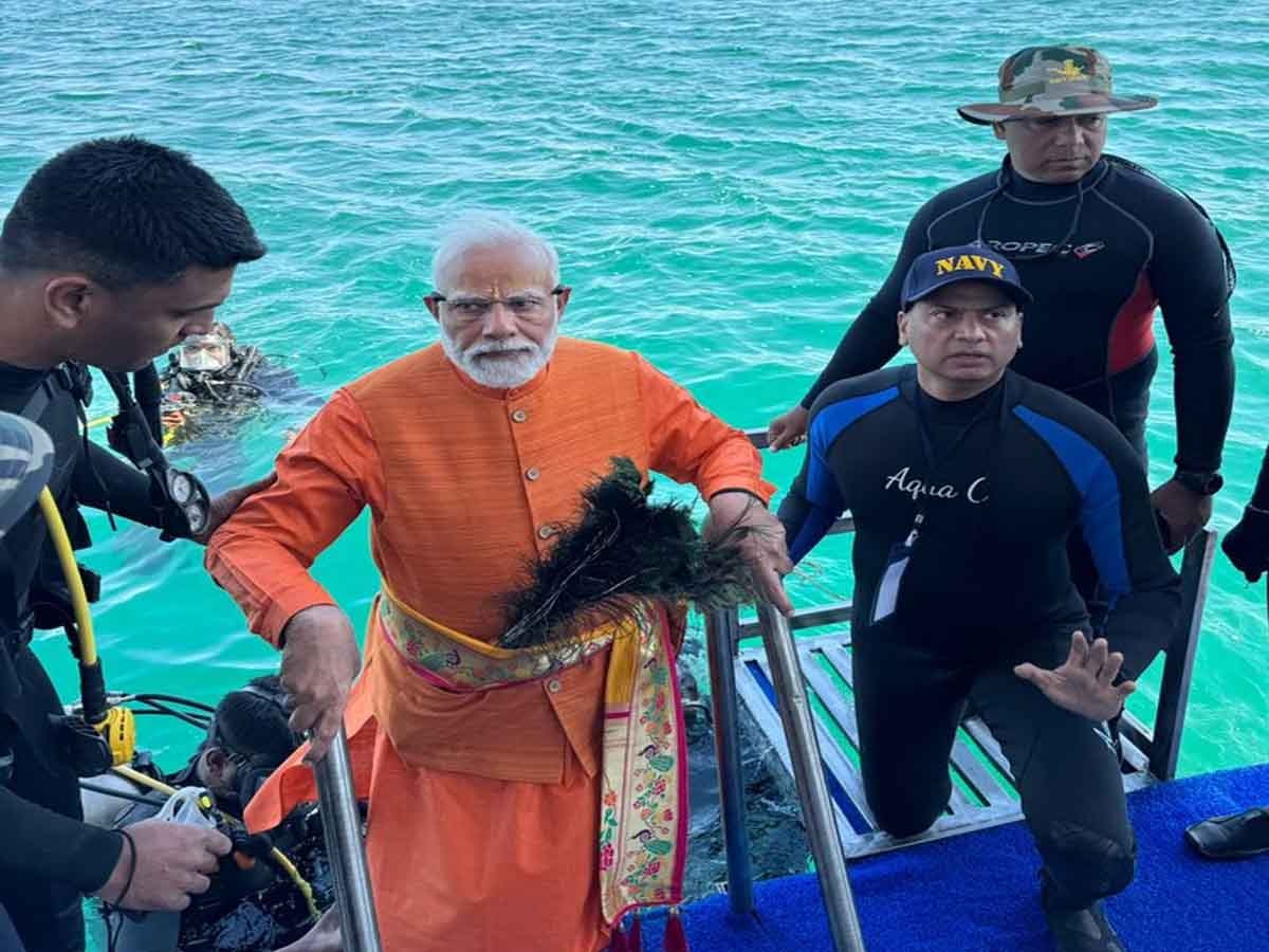 PM Narendra Modi scuba Diving underwater dwarka krishna janmbhoomi see photos | PM Modi Dwarka ...
