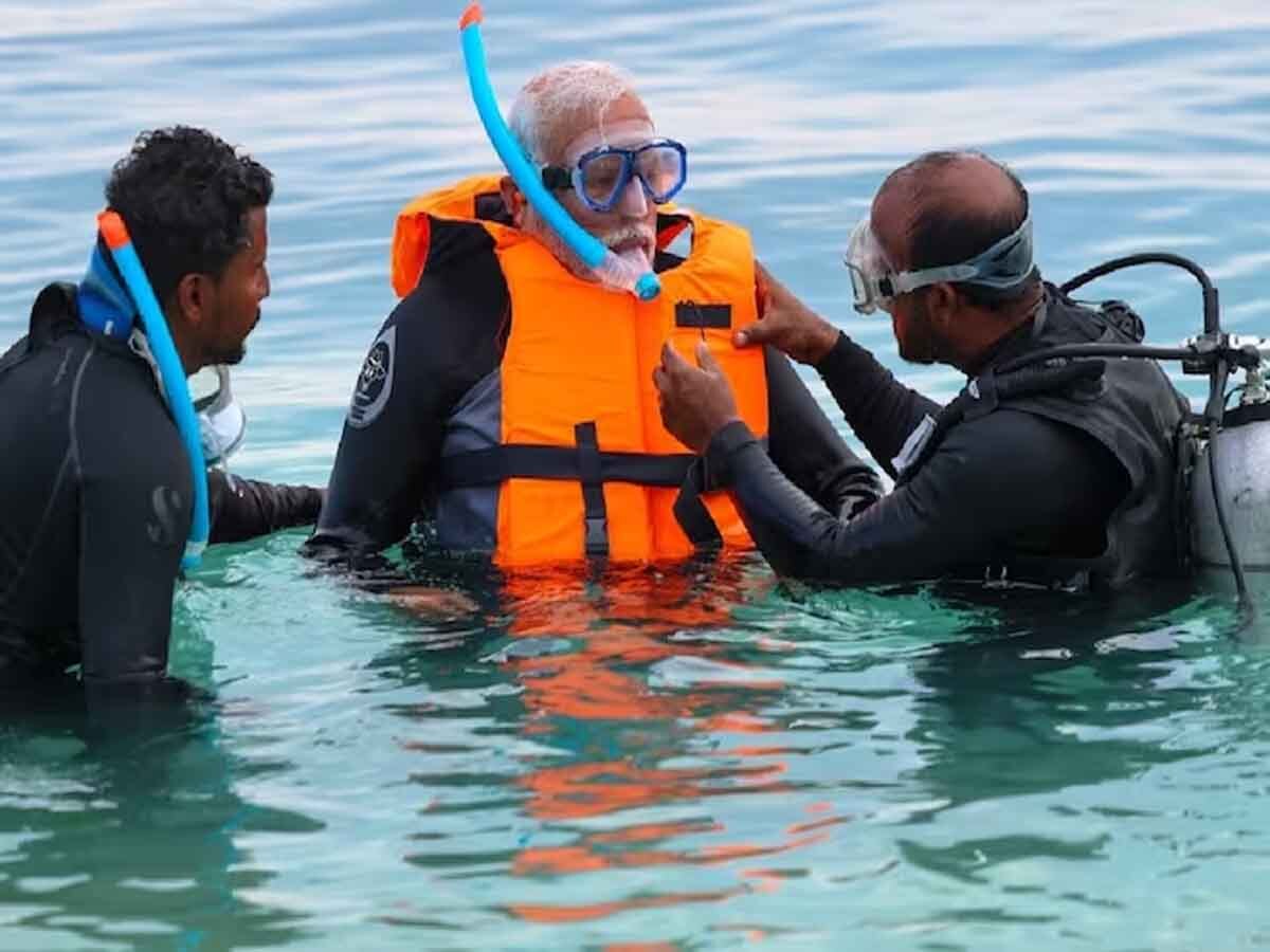 PM Narendra Modi scuba Diving underwater dwarka krishna janmbhoomi see ...