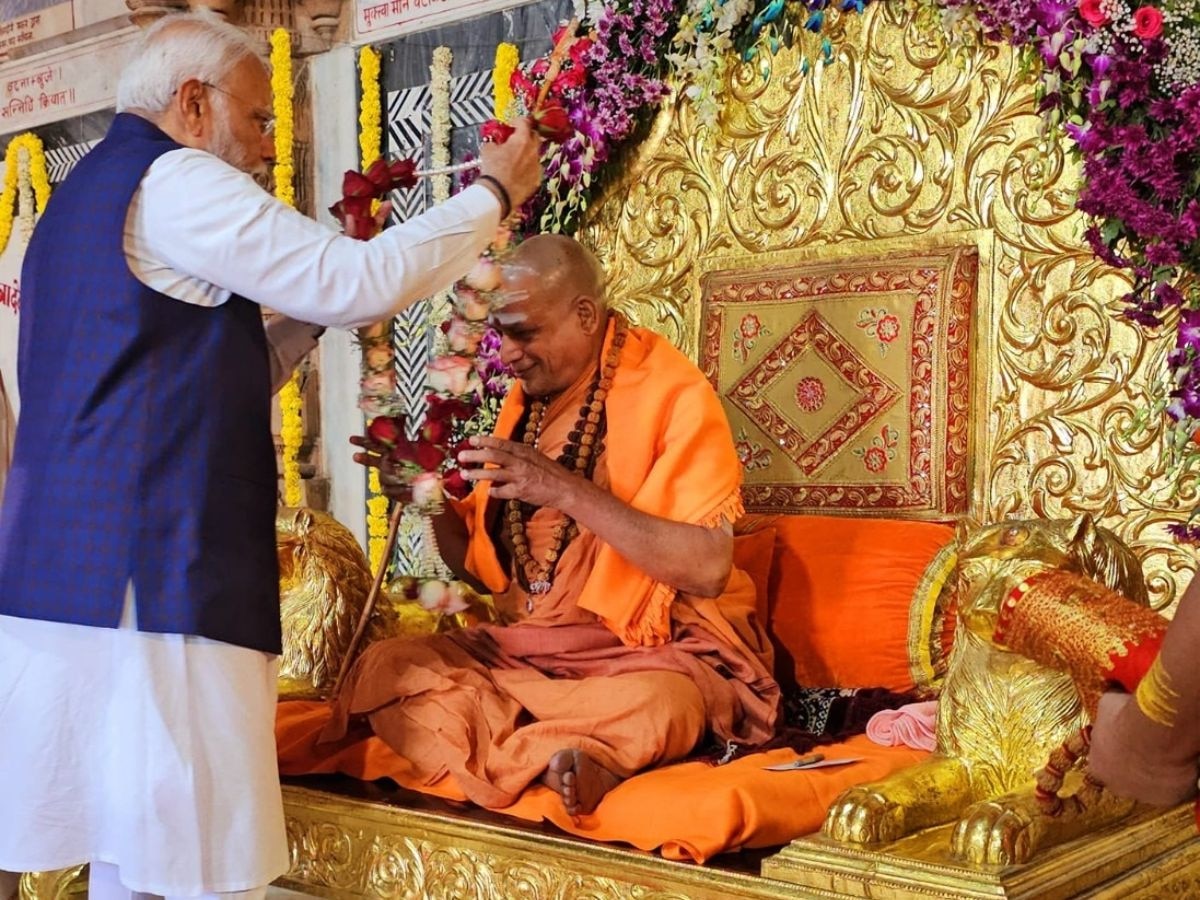 PM Narendra Modi took blessings from Dwarka Shankaracharya Swami ...