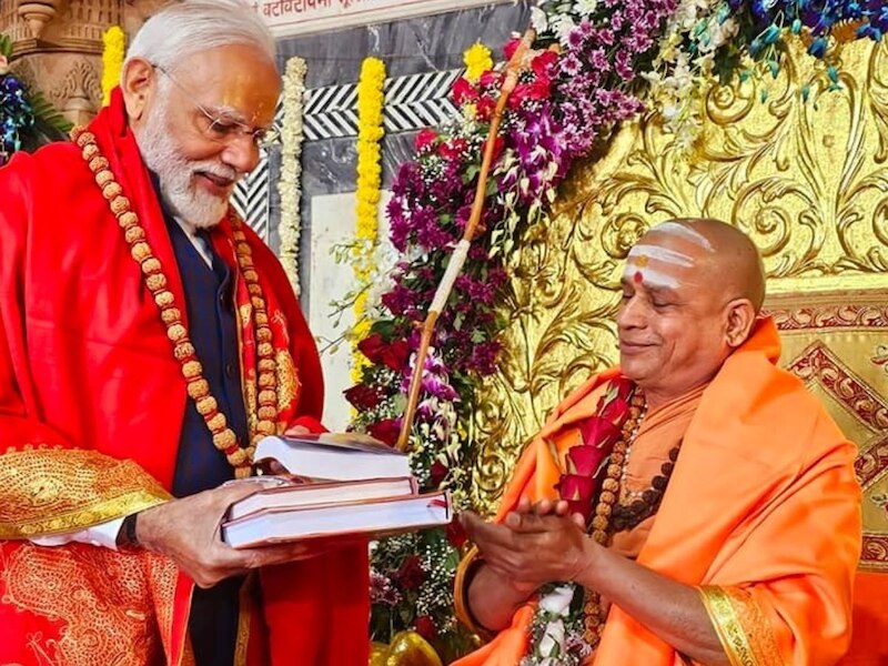 PM Narendra Modi took blessings from Dwarka Shankaracharya Swami ...