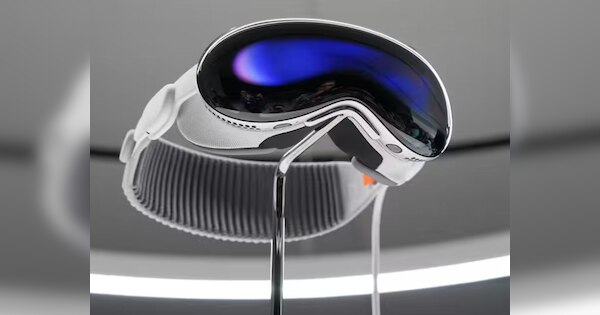 Apple Vision Pro users report glass crack in headset | 3 लाख के हैडसेट ...