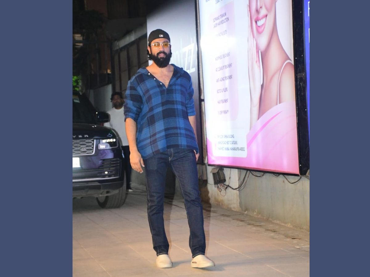 Vicky Kaushal looks uber cool in his new look wore a full-sleeved blue ...