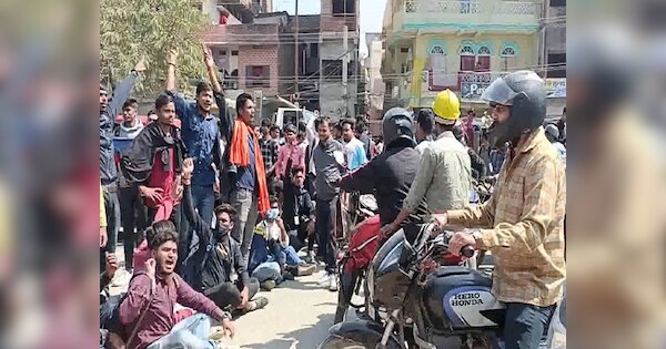 Protest of Bihar Engineering University students in Jakkanpur and ...