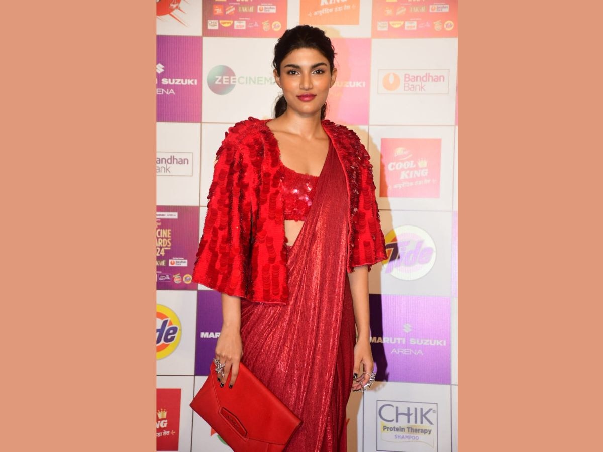 Alizeh Agnihotri Stealing hearts in Red saree at Zee Cine Award with ...