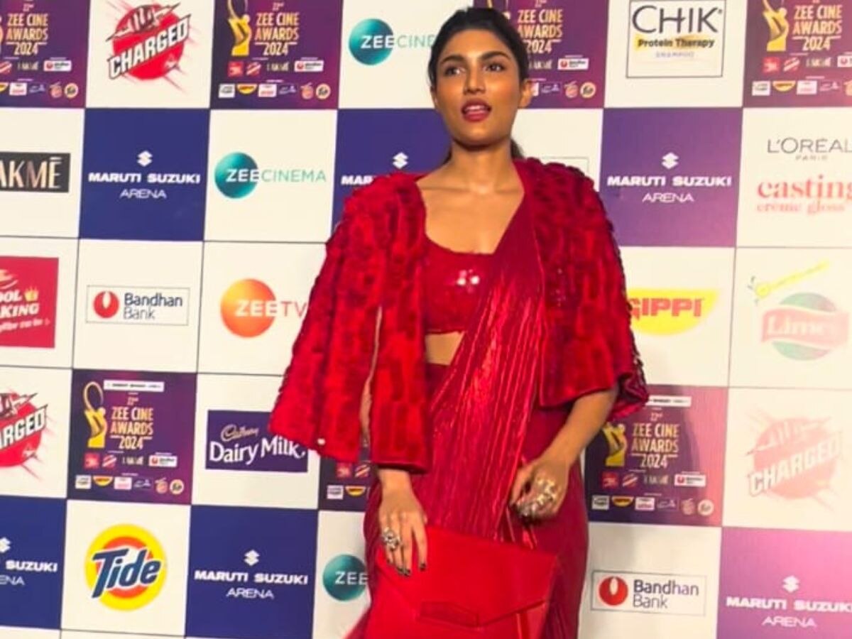 Alizeh Agnihotri Stealing hearts in Red saree at Zee Cine Award with ...