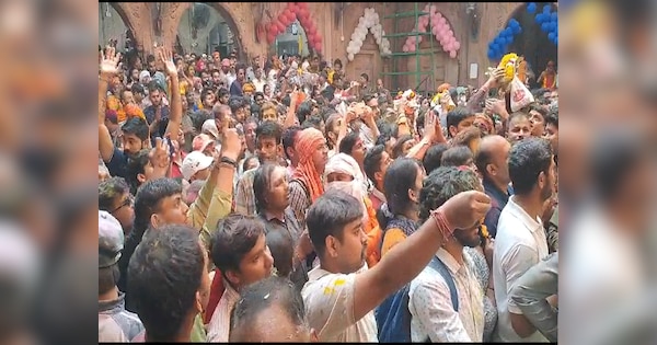 देशभर में बिखरा होली का रंग, बांके बिहारी के दर्शन को उमड़ी भीड़