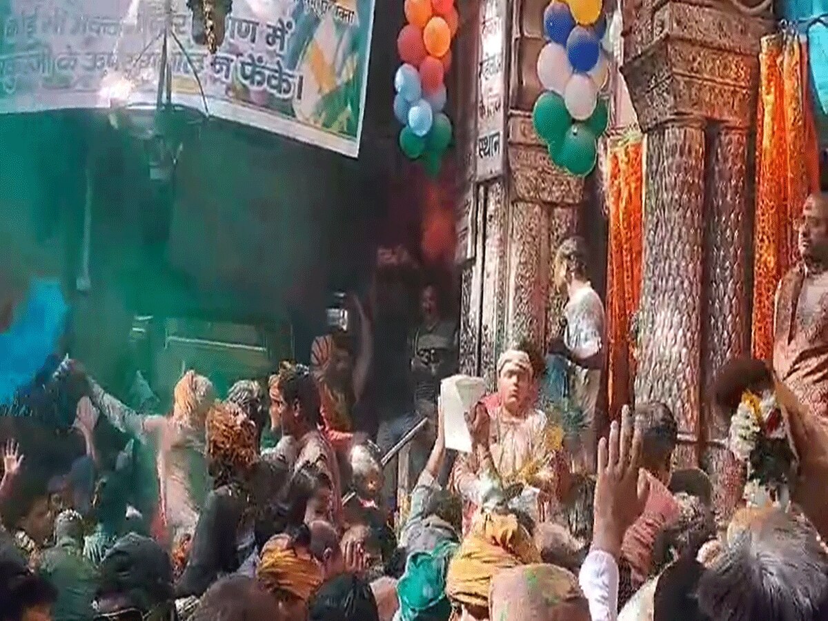 देशभर में बिखरा होली का रंग, बांके बिहारी के दर्शन को उमड़ी भीड़