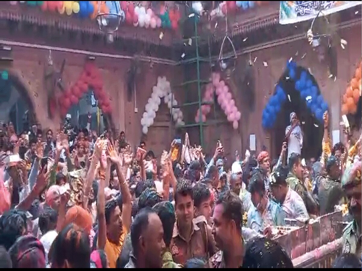 देशभर में बिखरा होली का रंग, बांके बिहारी के दर्शन को उमड़ी भीड़