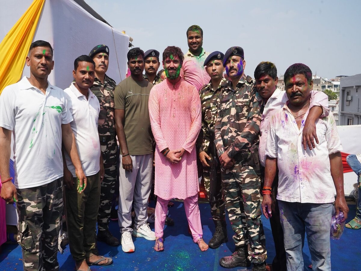Chirag Paswan played Holi with his family in Patna see photos | चिराग ...