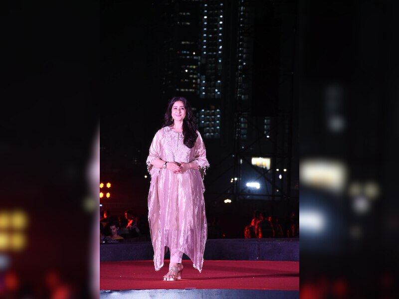 Manisha Koirala ramp walk new look during heeramandi watch photos | 53 ...