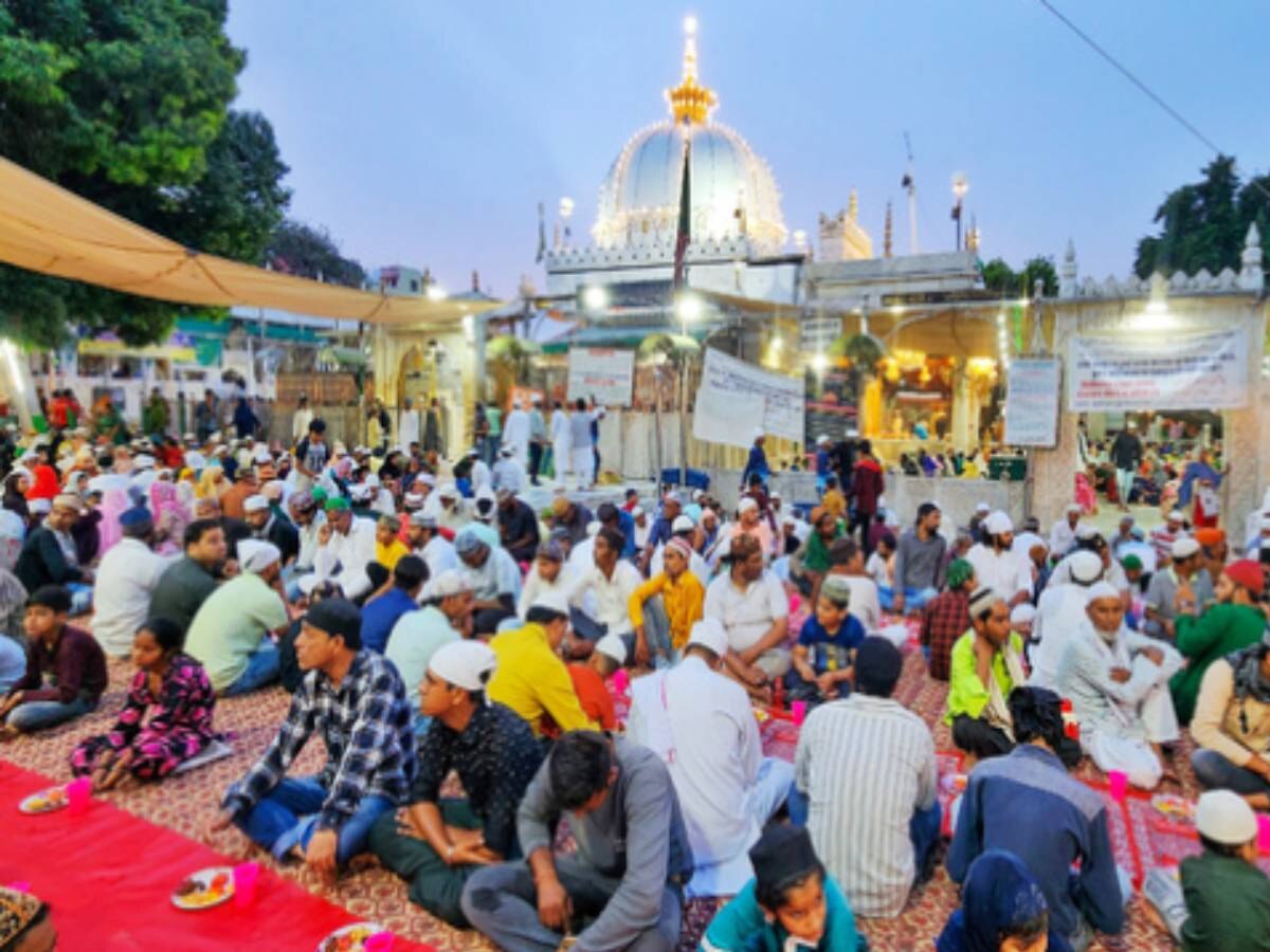 ramadan last friday alvida juma namaz crowds worshipers gathered in ...