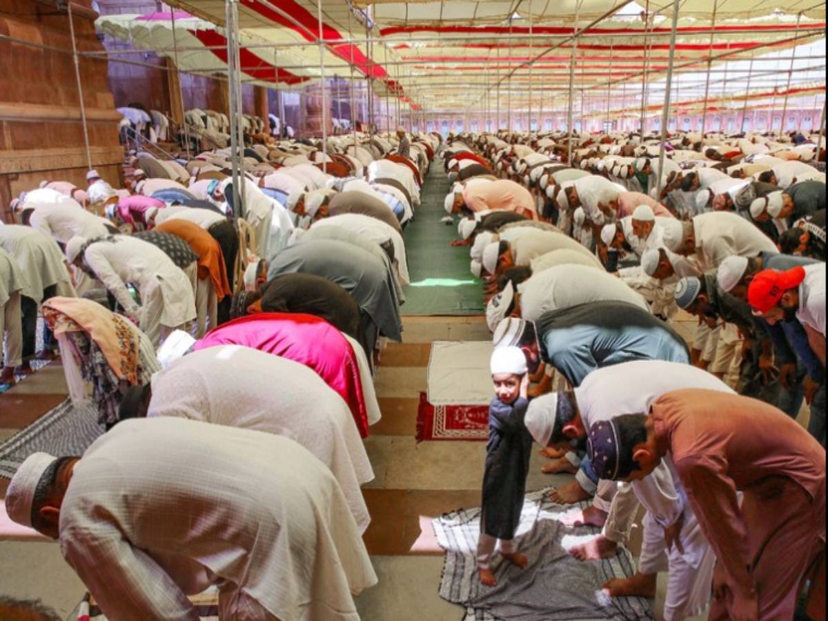 ramadan last friday alvida juma namaz crowds worshipers gathered in ...