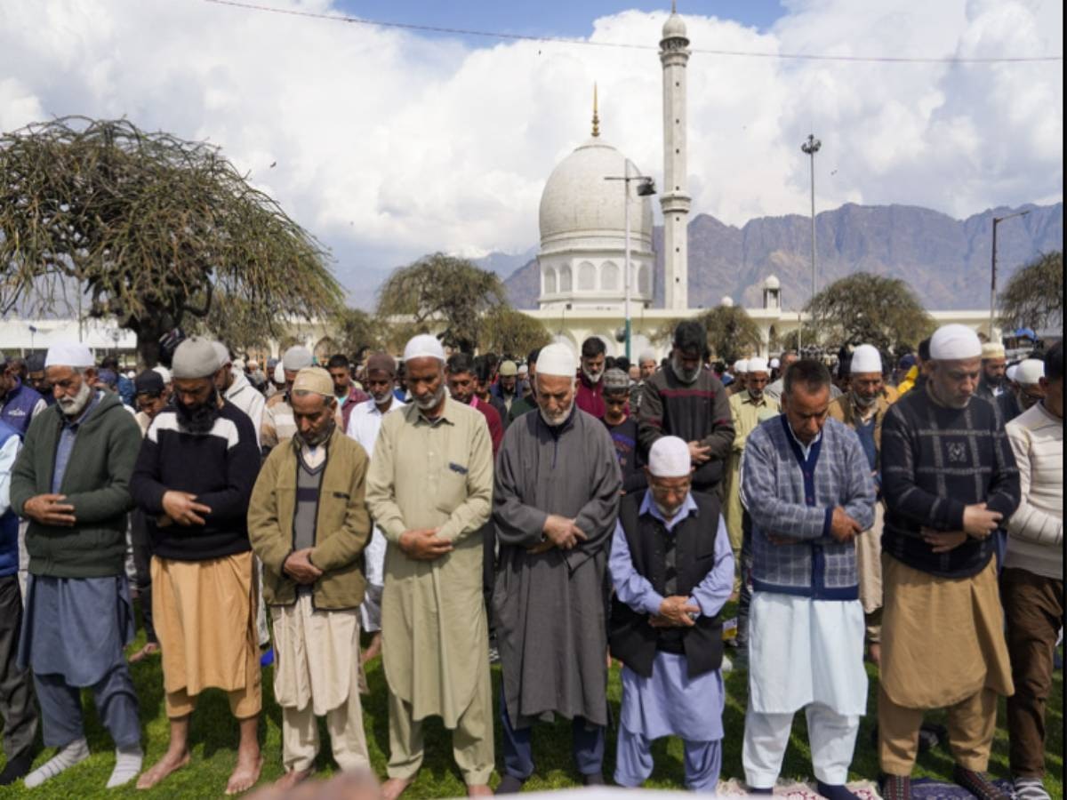 ramadan last friday alvida juma namaz crowds worshipers gathered in ...