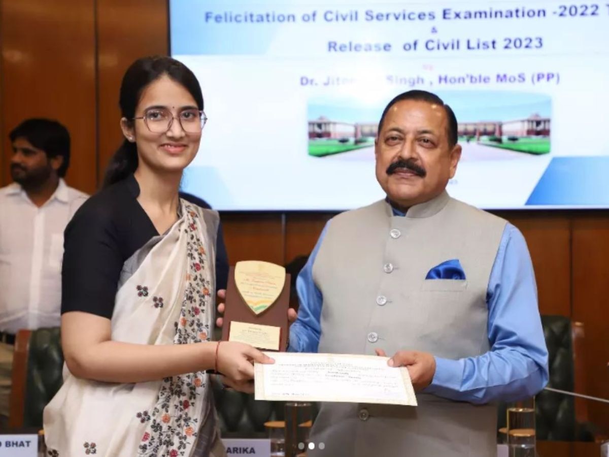 Success Story IAS Laghima Tiwari Cracked UPSC AIR 19 in First Attempt ...