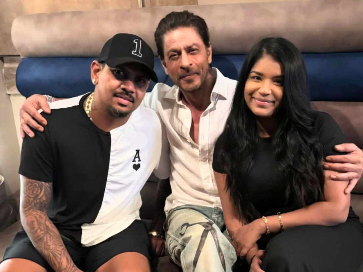 Shah Rukh Khan picture went viral on social media with KKR player Sunil Narine and his wife ...