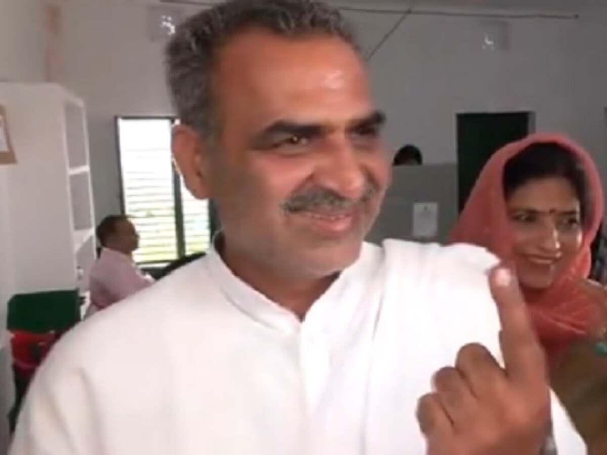 Urvashi Rautela Mukhtar Abbas Naqvi pushkar dhami trivendra rawat iqra hasan cast their vote see ...